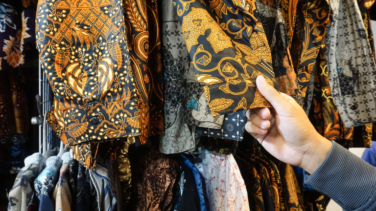 Cara Mencuci Baju Batik yang Benar Agar Tahan Lama