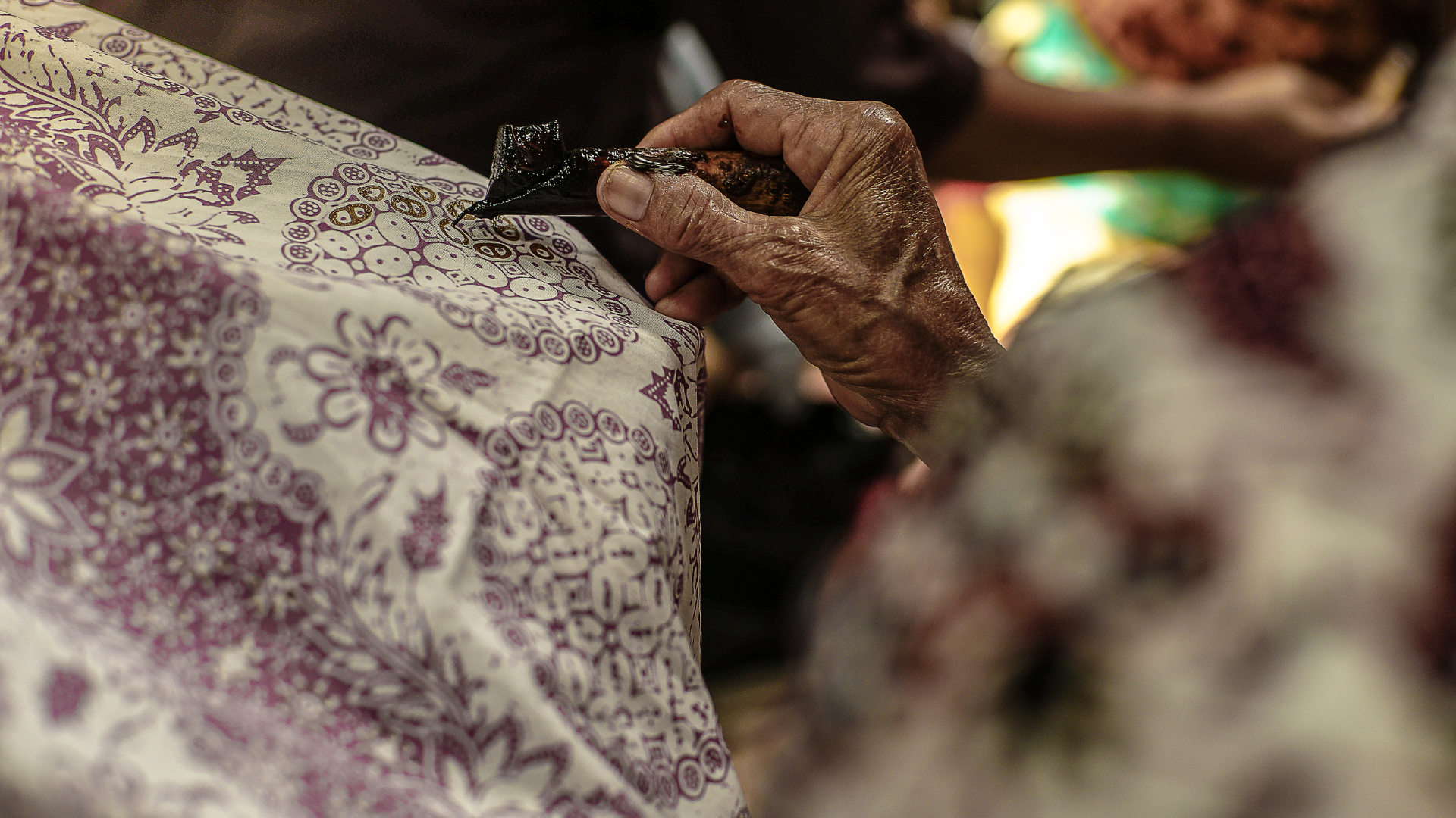 Perbedaan Antara Batik Tulis dan Batik Cap: Keindahan Kain Batik Indonesia