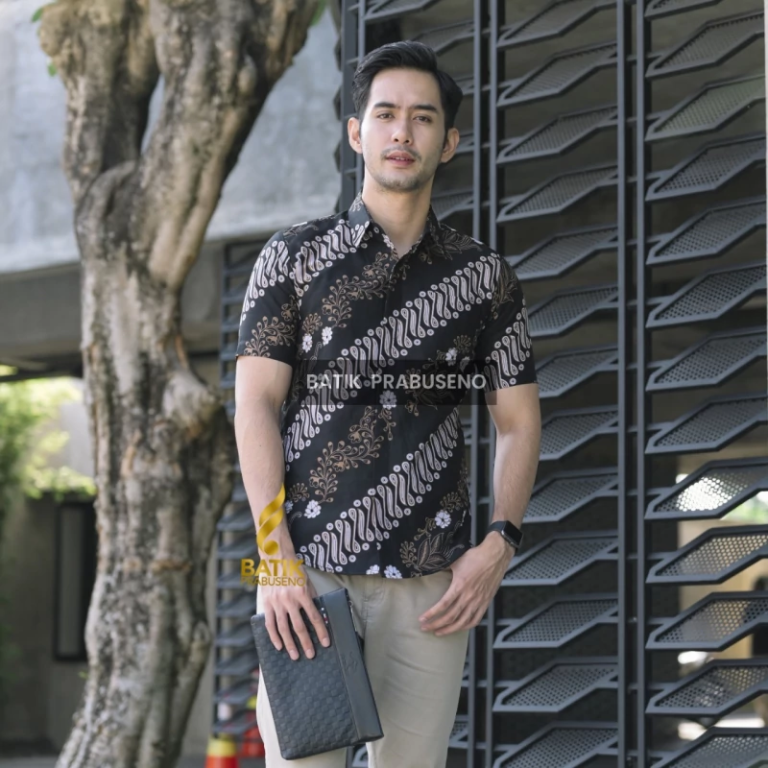 Rekomendasi 5 Motif Kemeja Batik untuk Pria