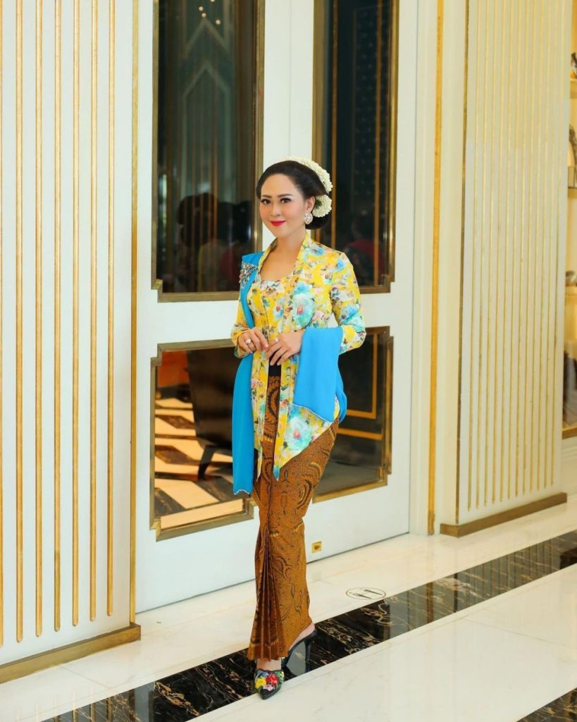 Inspirasi Selendang Kebaya ala Istri Pejabat