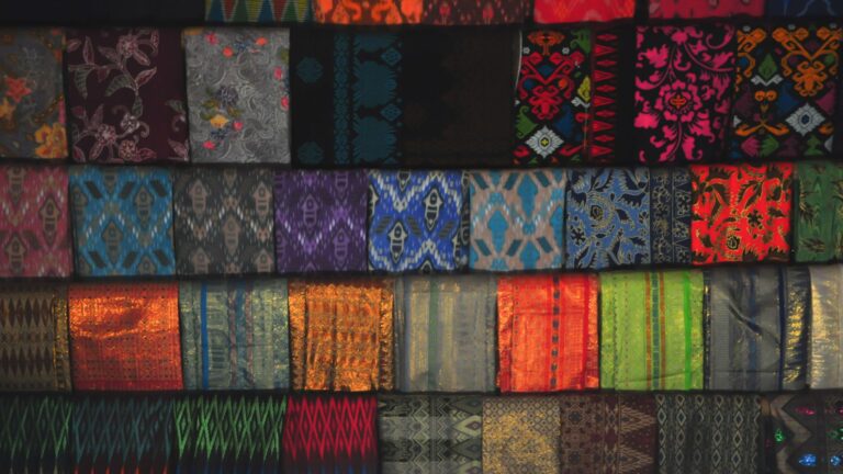 Berikut Ini 4 Perbedaan Kain Batik dengan Kain Songket