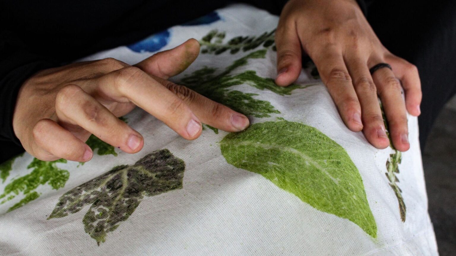 Perbedaan Batik Ecoprint dengan Batik Tulis Tradisional